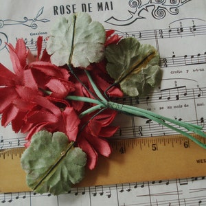 Vintage Muted Coral Red Daisy Flower Millinery Cloth Velvet Leaves ...