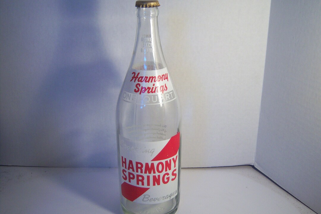 1978 Harmony Springs Beverages Ludlow, Mass Red & White ACL Quart Soda ...