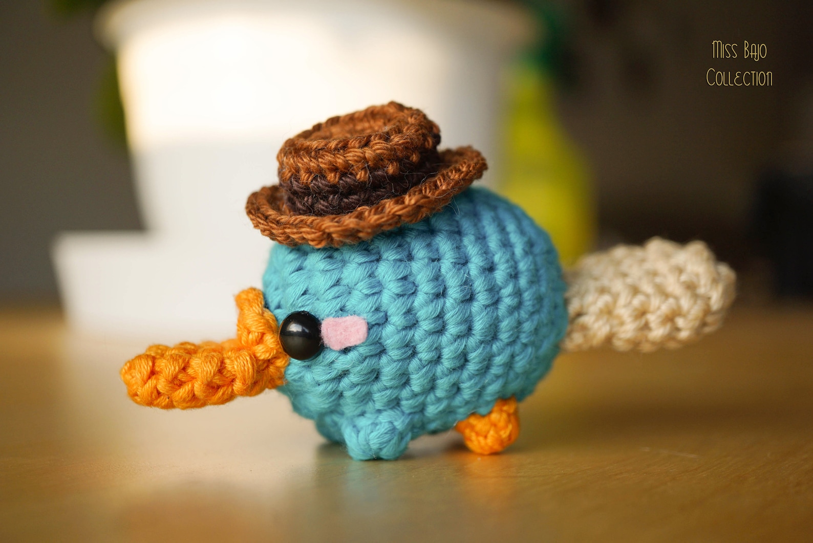 Real platypus with birthday hat - clipsserg