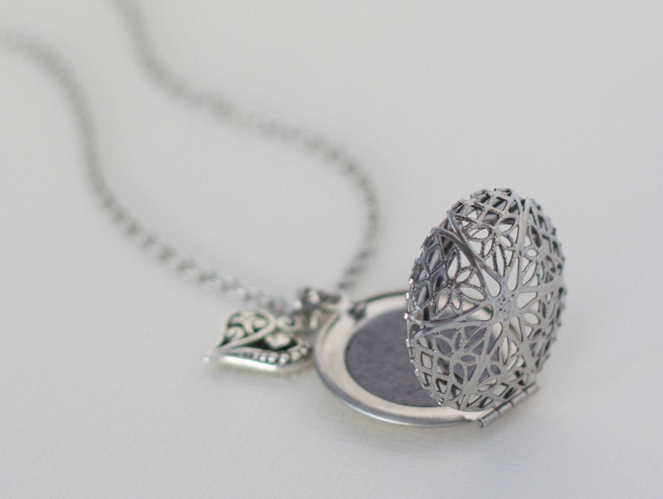 Heart Diffuser Necklace for Essential Oils, 30 Oil Pads, Aromatherapy ...