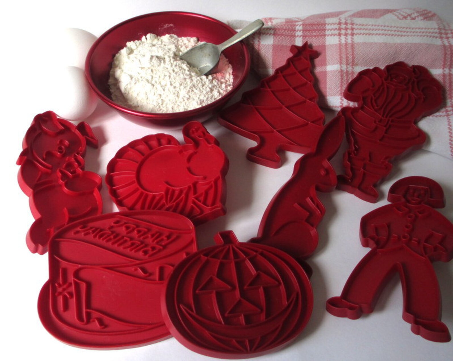 Vintage Red Tupperware Cookie Cutters 8 CHRISTMAS Tree Santa and All ...