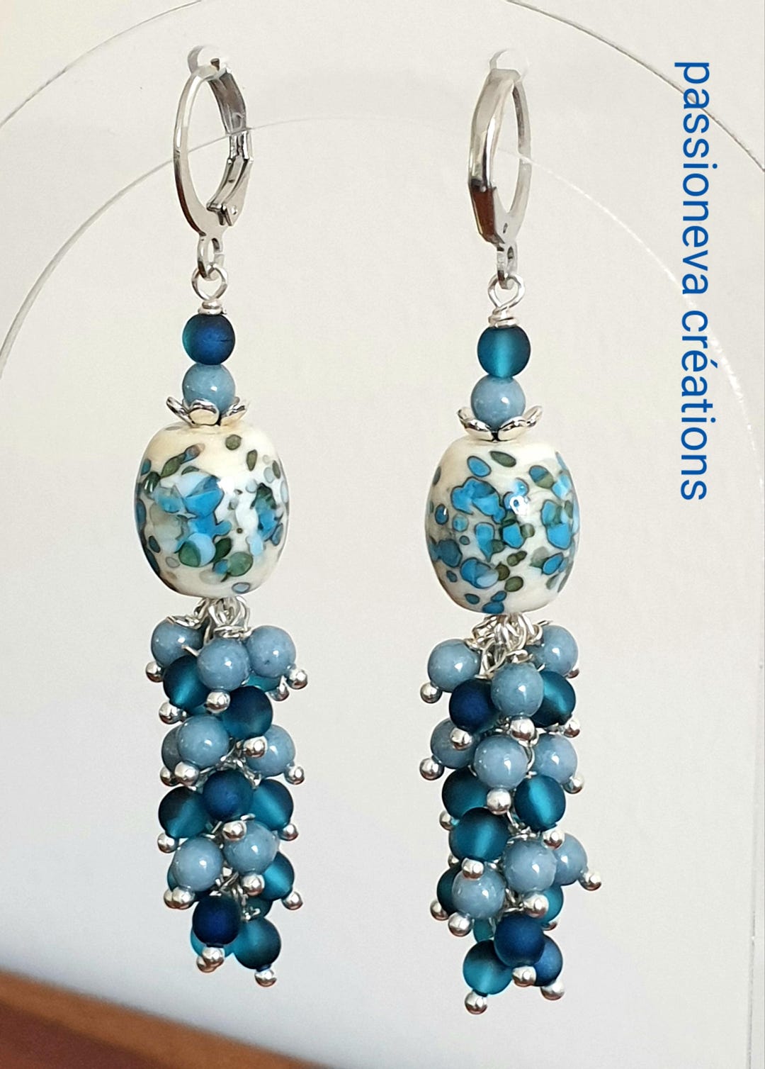 Jolies Boucles d'oreilles perles en verre filé blanc mouchetées bleu ...