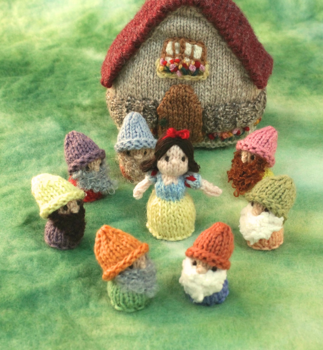 Mini Knitted Snow White & 7 Dwarfs and a Cottage - Etsy