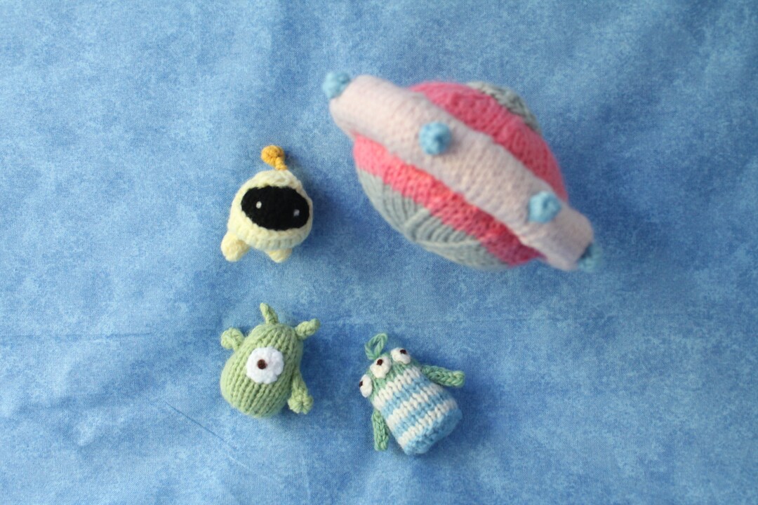 Mini Knitted Cosmos Knitted UFO and Three Little Aliens - Etsy