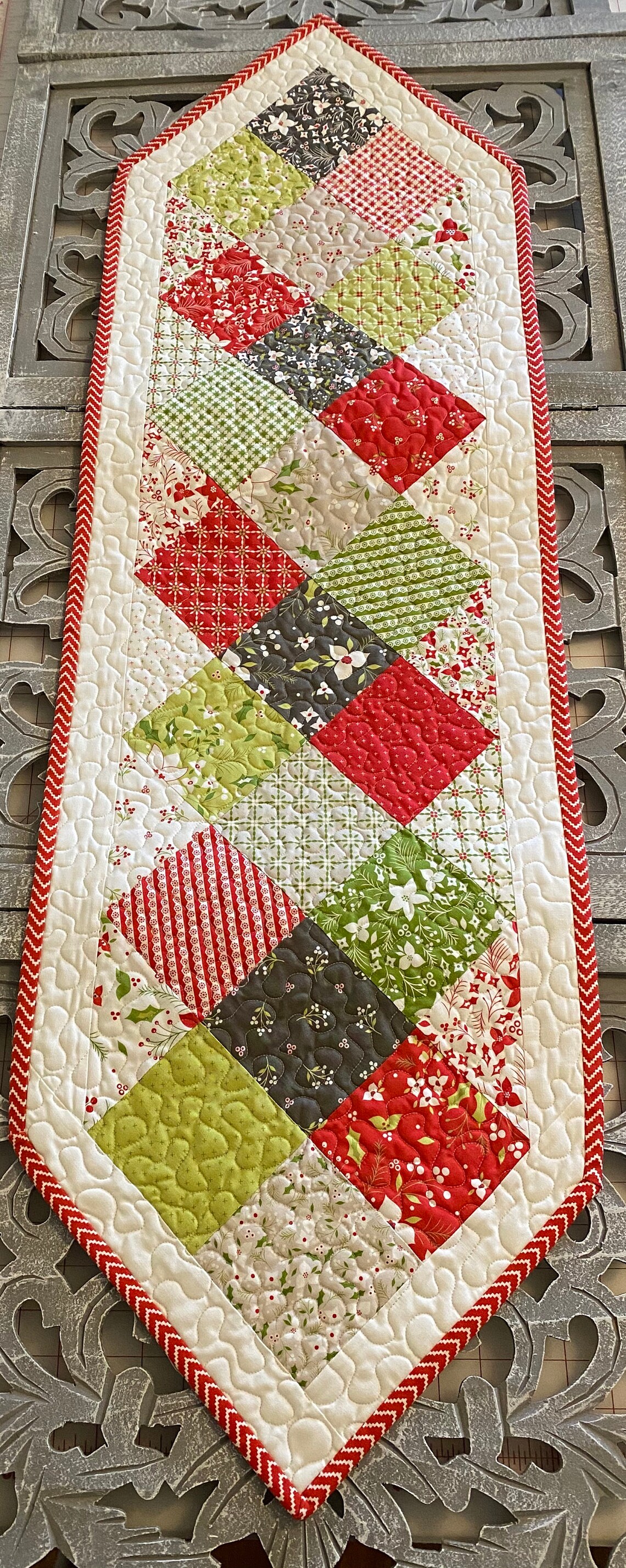 Holliberry Table Runner -- PRINTED PATTERN - Etsy