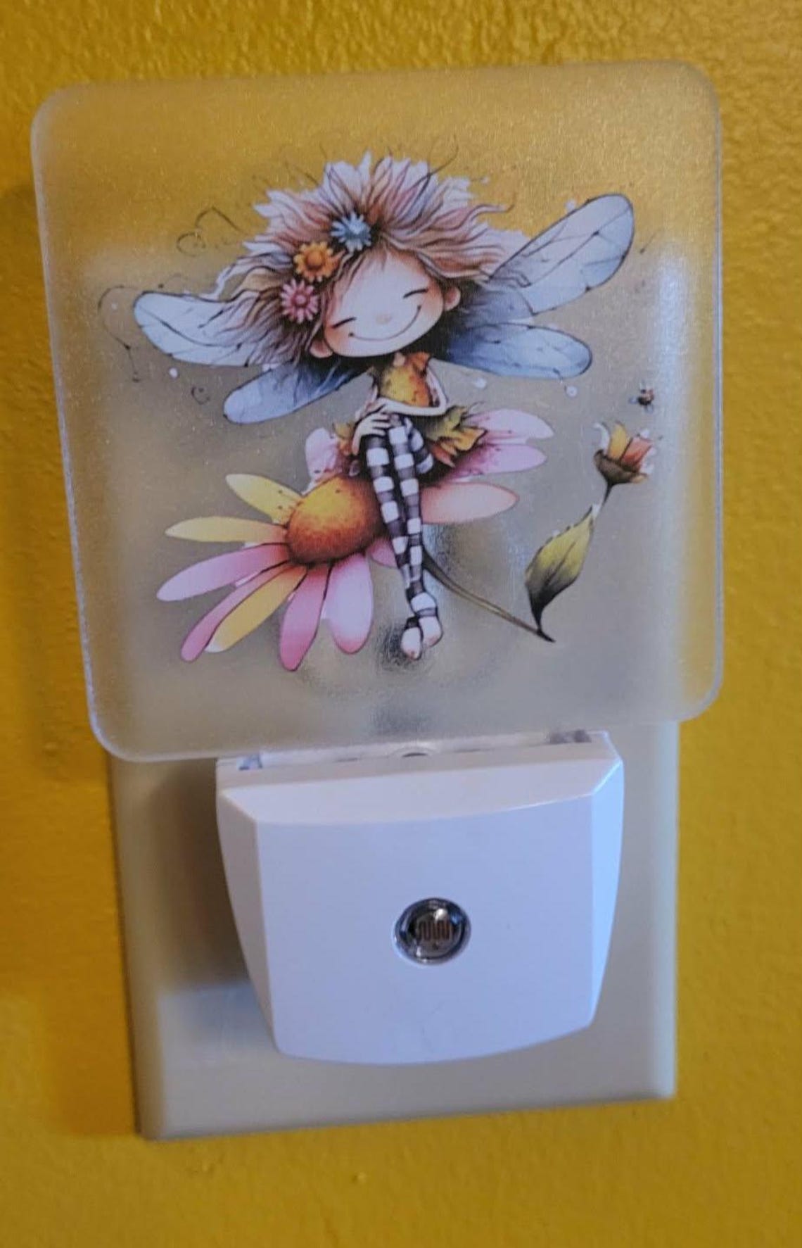 Daisy Fairy Nightlight LED Dusk to Dawn Soft White Wall Decor Small ...