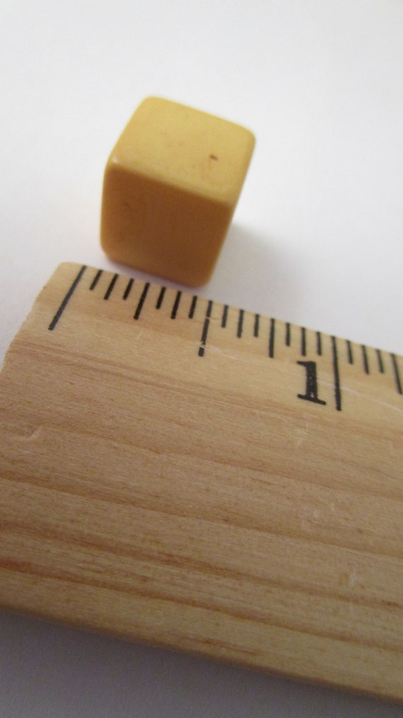 Six Vintage Creamy Yellow Bakelite Cubes Undrilled Di… - Gem