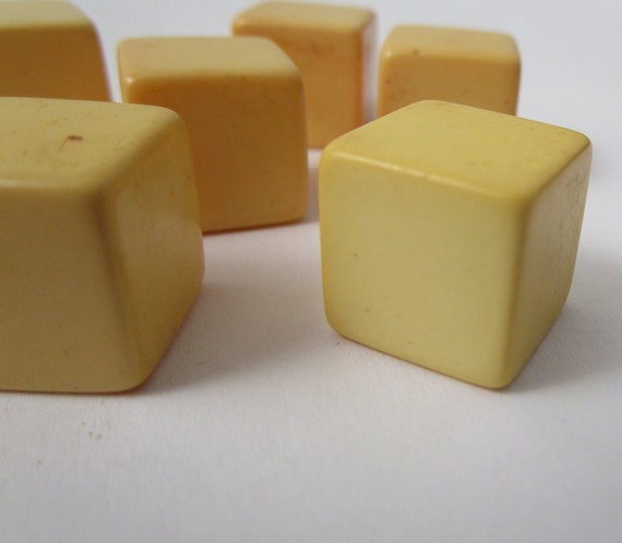 Six Vintage Creamy Yellow Bakelite Cubes Undrilled Di… - Gem