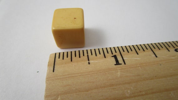Six Vintage Creamy Yellow Bakelite Cubes Undrilled Di… - Gem