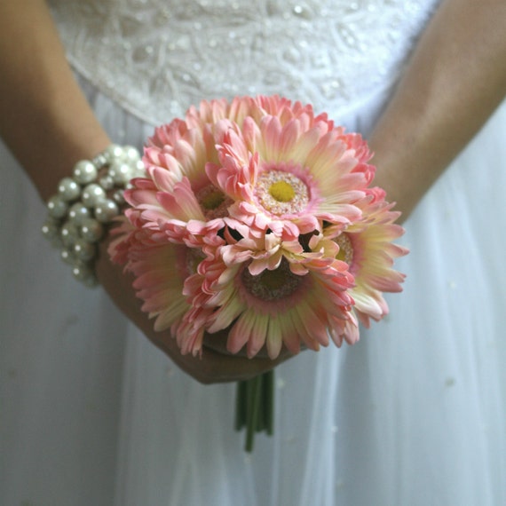 Hot Pink Daisy Bridal Bouquet 31 Summer Wedding Bouquets That Embrace