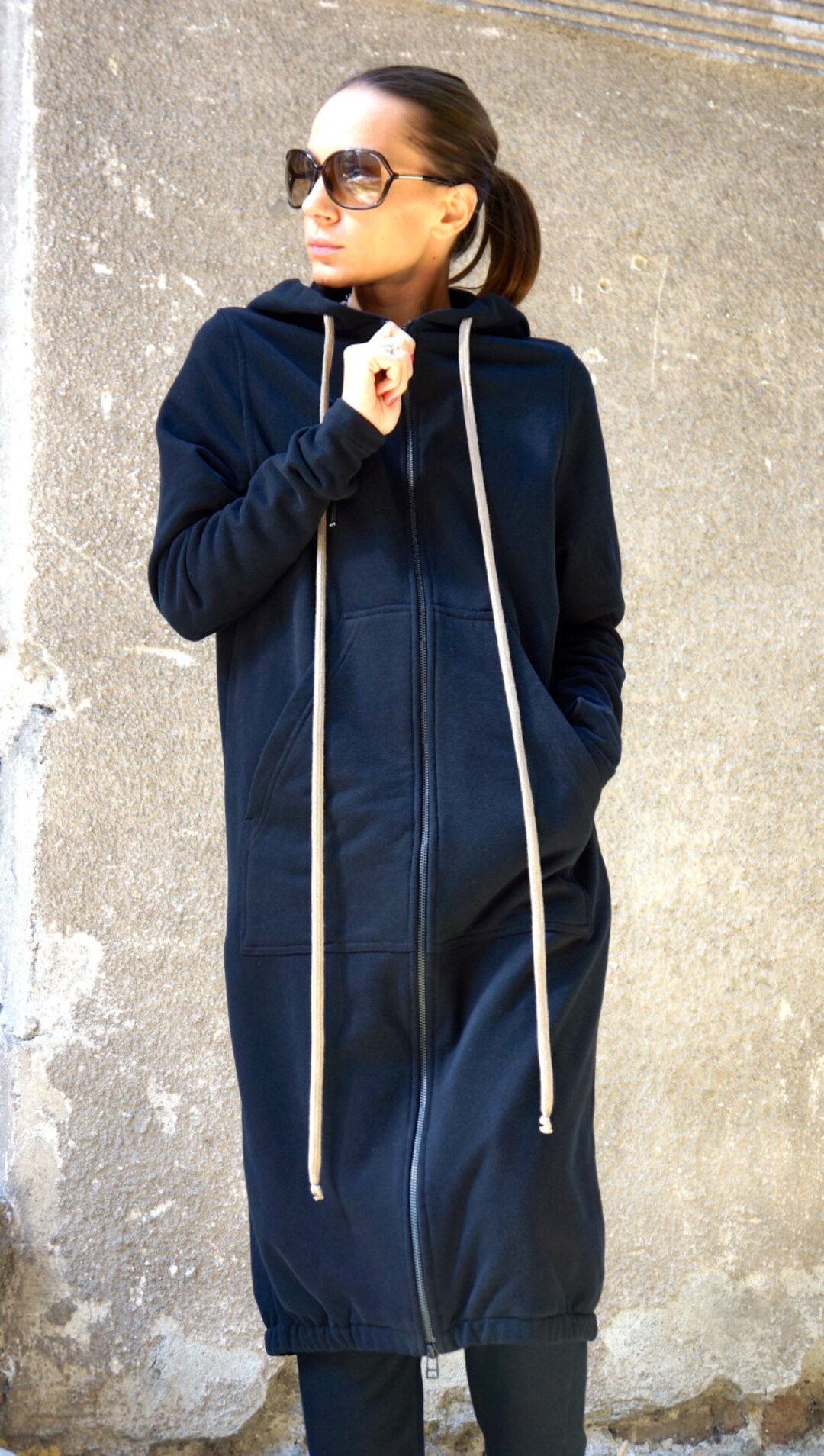 Schwarzer Maxi Hoodie: Extravagantes Baumwoll Top mit langen ...