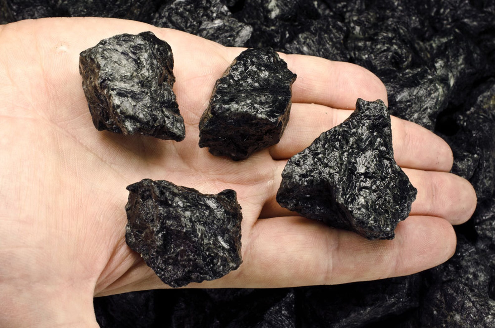 Fantasia Materials: 1 Lb Black Rutile "a" Grade Rough - Raw Natural ...