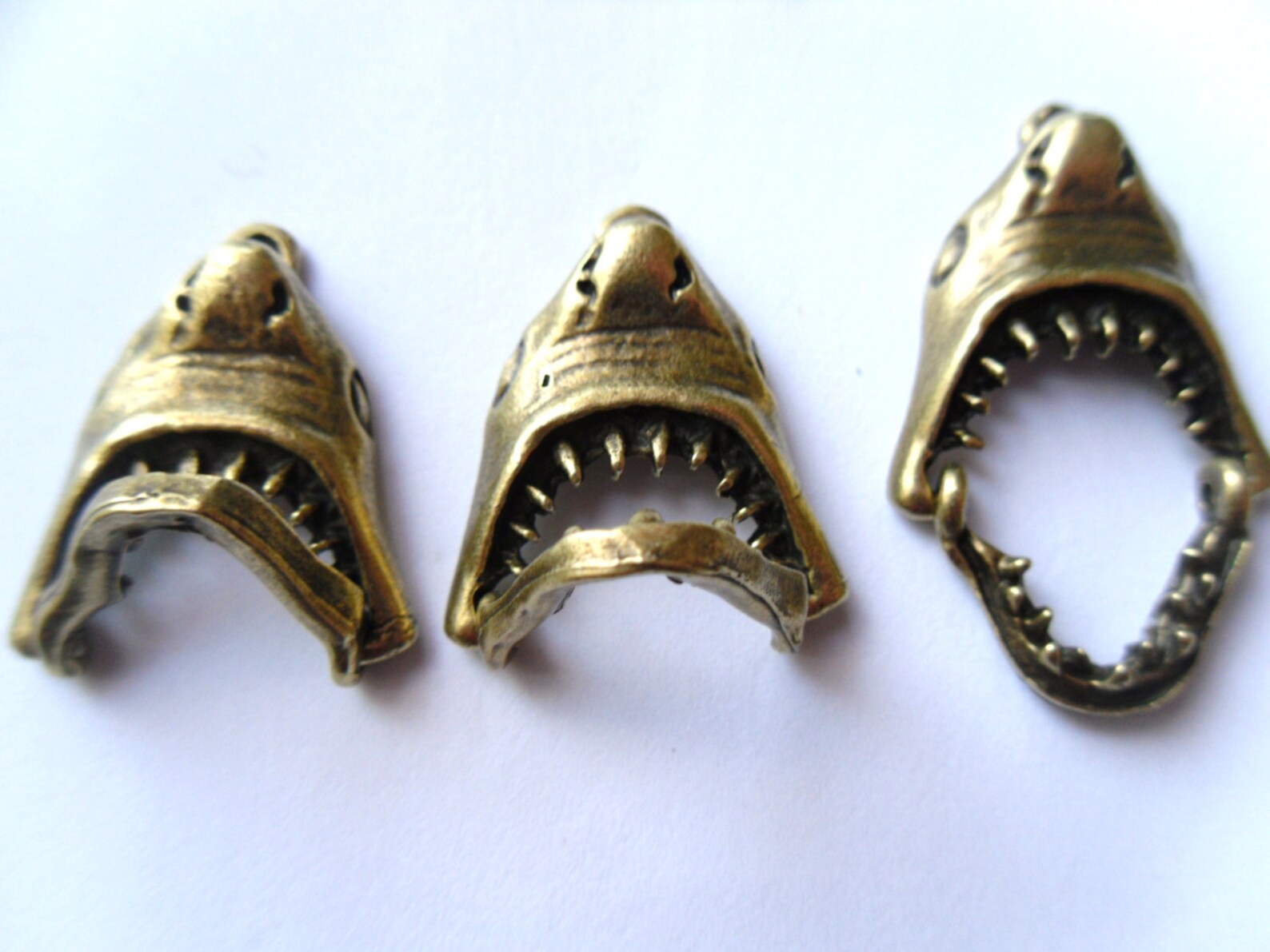 Antik Bronze Großer weißer Hai Maul mit Zähnen Charm Anhänger - Etsy.de
