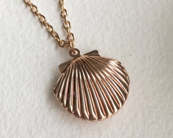 Scallop shell necklace | Etsy