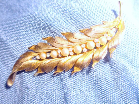 Delicate Crown Trifari Gold Pearl Rhinestone Leaf Pin… - Gem