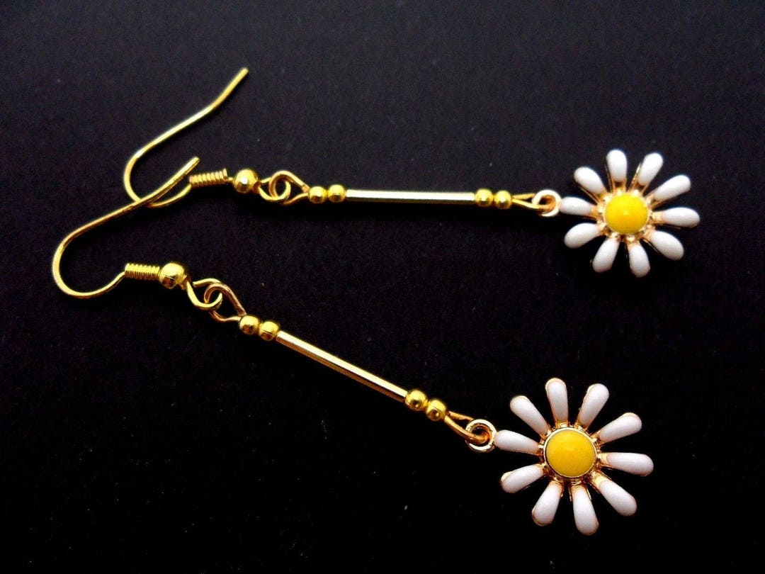 A Pair of Pretty Gold Tone Daisy Sunflower Themed Dangly Earrings. New ...