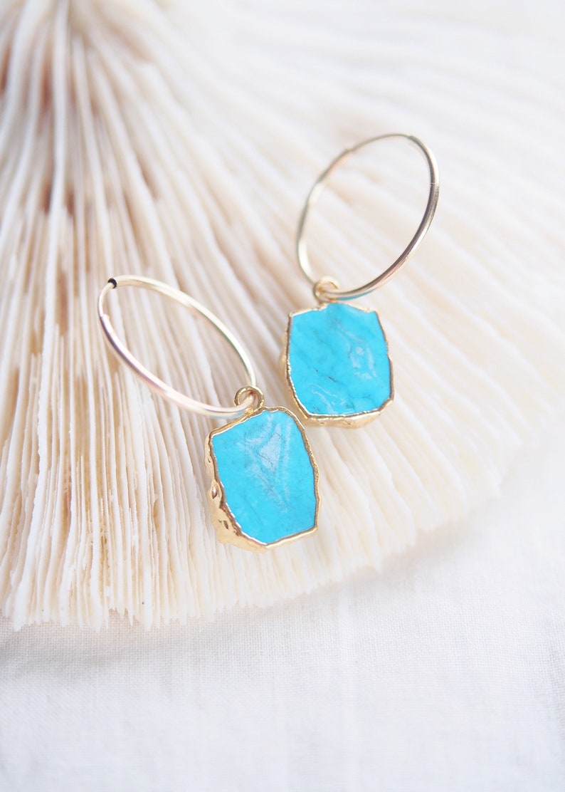 Orecchini a cerchio medio in turchese e oro Howlite - Alaka'i - Etsy Italia
