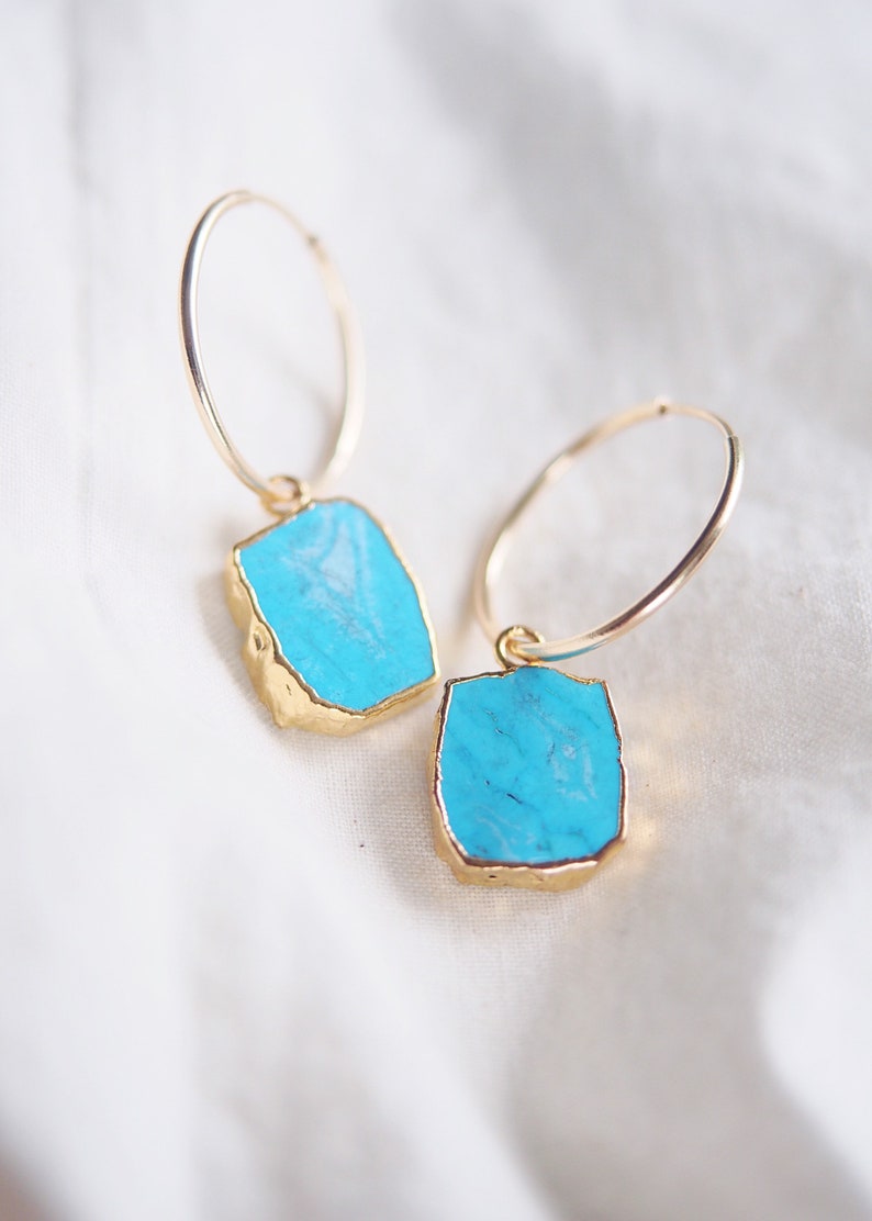 Orecchini a cerchio medio in turchese e oro Howlite - Alaka'i - Etsy Italia