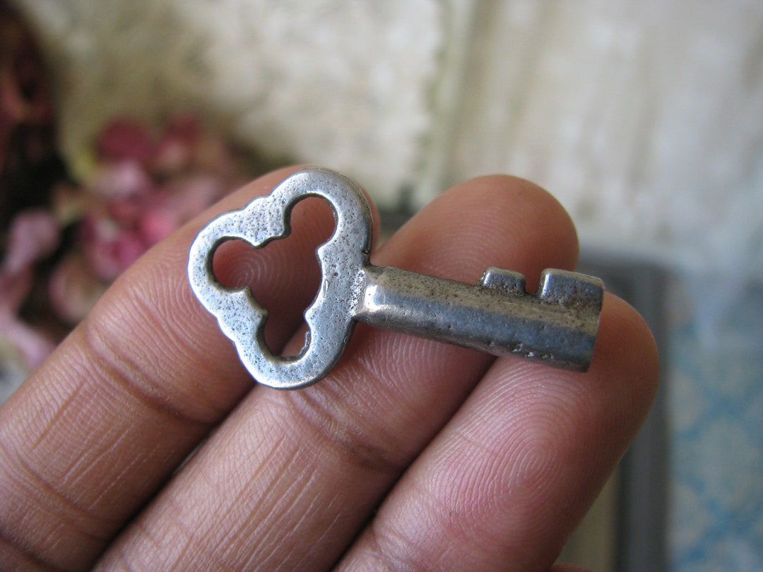 Miniature Antique Clover Top Skeleton Key, Steampunk Jewelry - Etsy