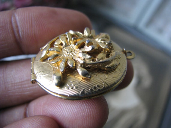 Vintage Flower Locket, Round Floral Locket, Vintage G… - Gem