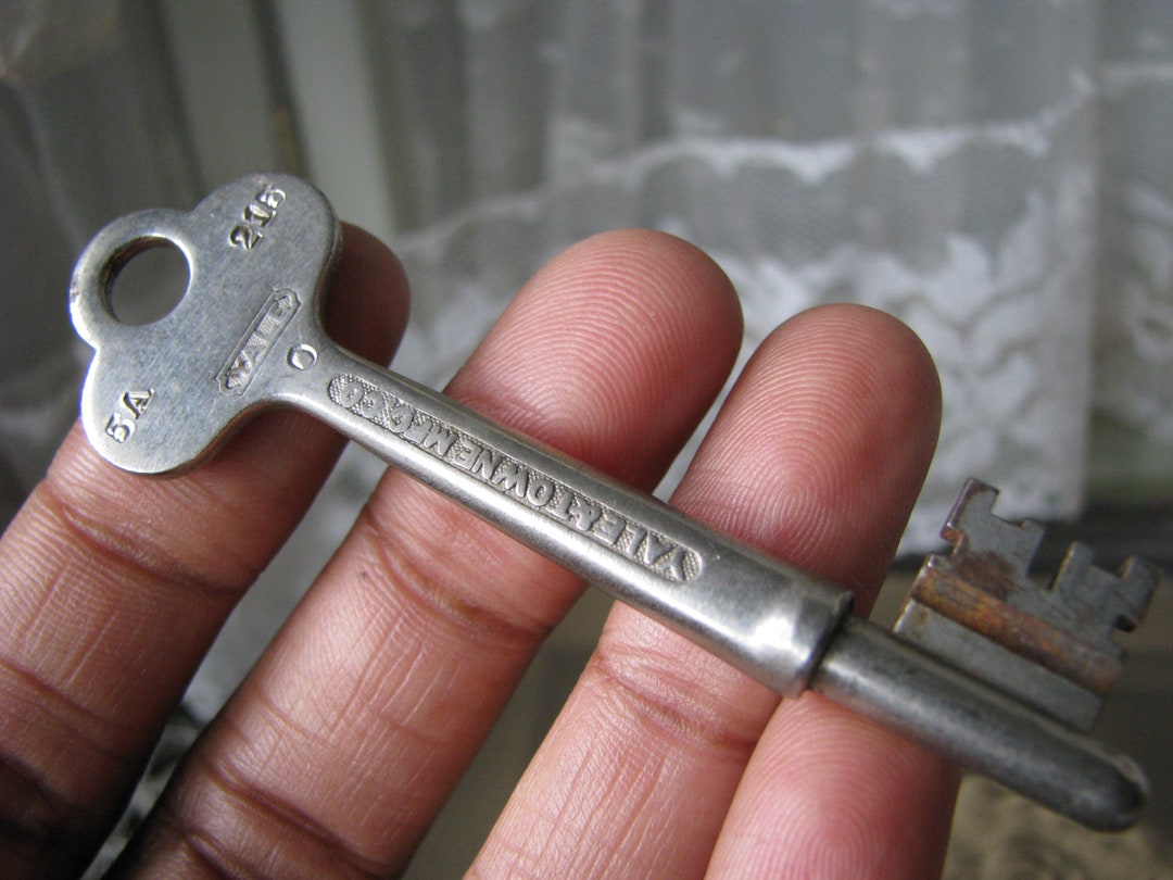 Antique Yale Key. Antique Skeleton Key. Yale & Towne Mfg. Co., Clover ...