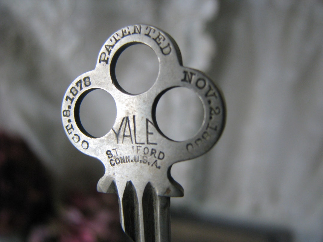 Antique Brass Yale Key, Clover Top, Steampunk Pendant - Etsy