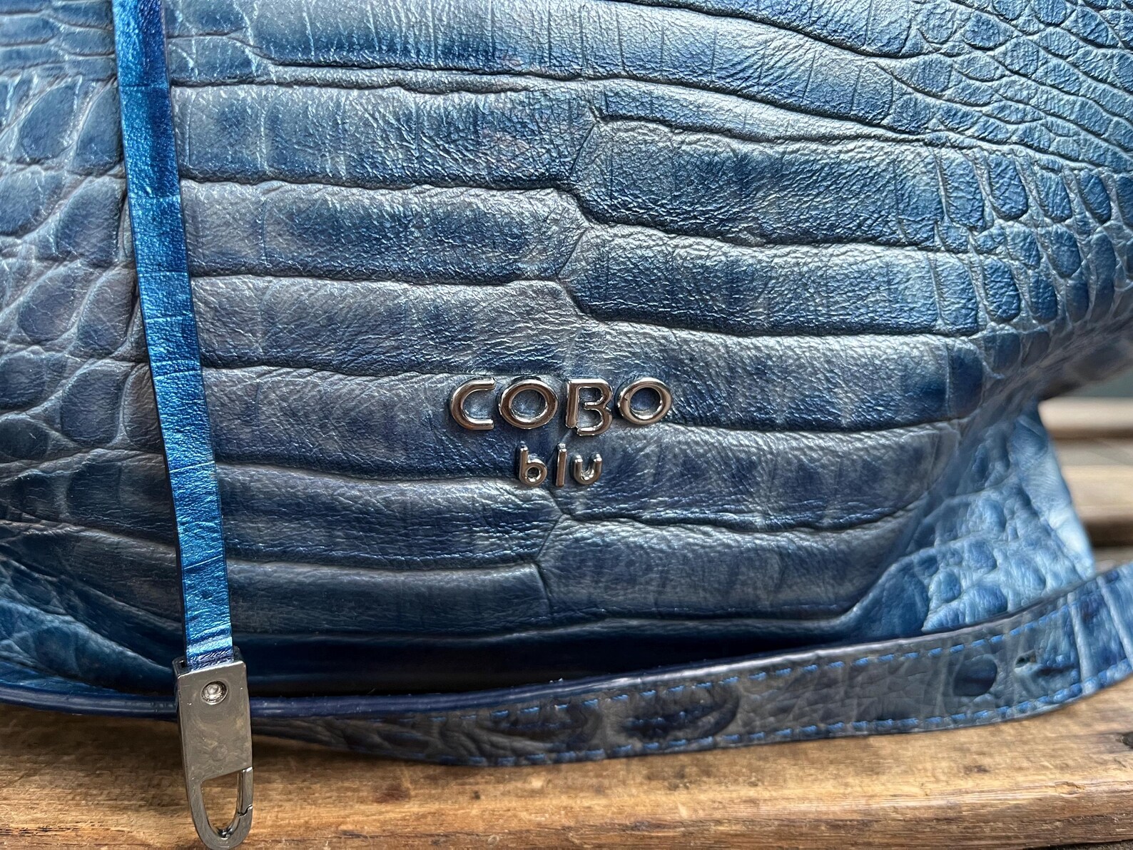 COBO BLU Vintage Y2K Metallic Blue Alligator Embossed Leather Slouch ...