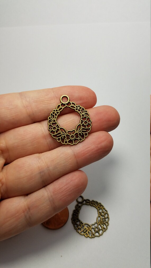 Gold Wreath Charms 3 Antiqued Gold Wreath Charms Wreath - Etsy
