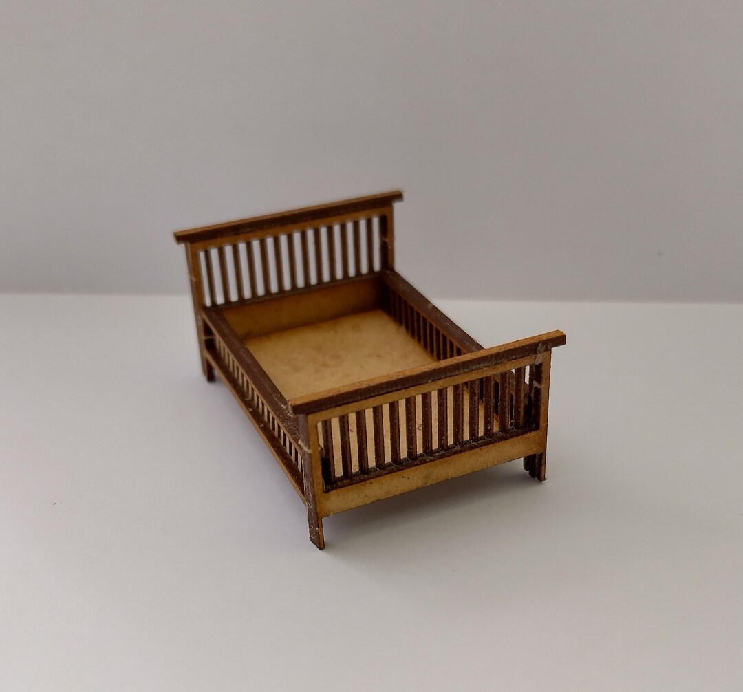 Dollshouse Miniature Quarter Scale (1/48) Bed. - Etsy