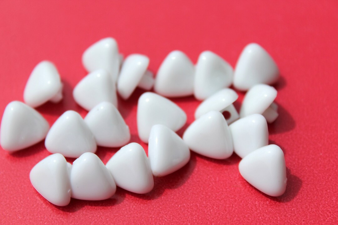 Vintage White Triangular Plastic Buttons: Shank Back, 1/2 Inch, Lot of ...