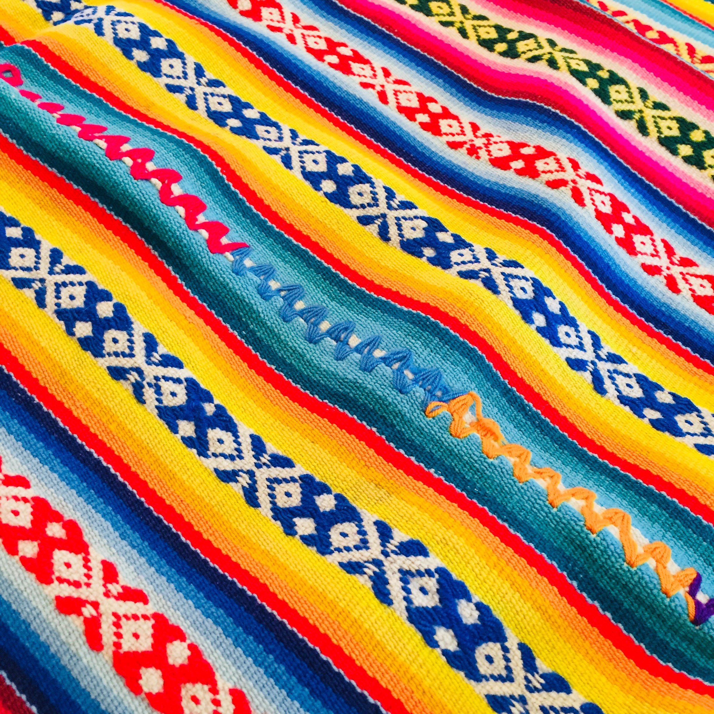 Manta peruana etnica andina telar Cusco Peru