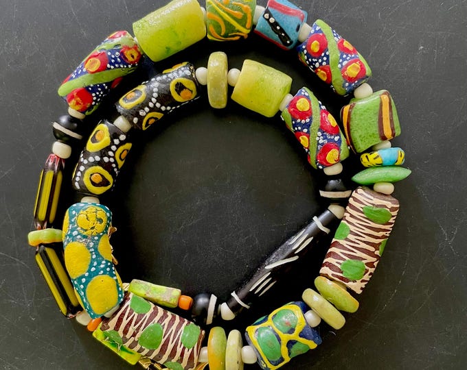 GORGEOUS GREEN and Black Trade Bead Necklace Authentic Contemporary ...
