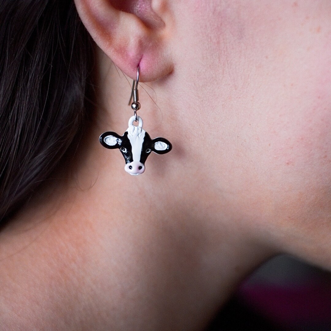 Boucles d’oreilles vache noire et blanche en émail - Etsy France