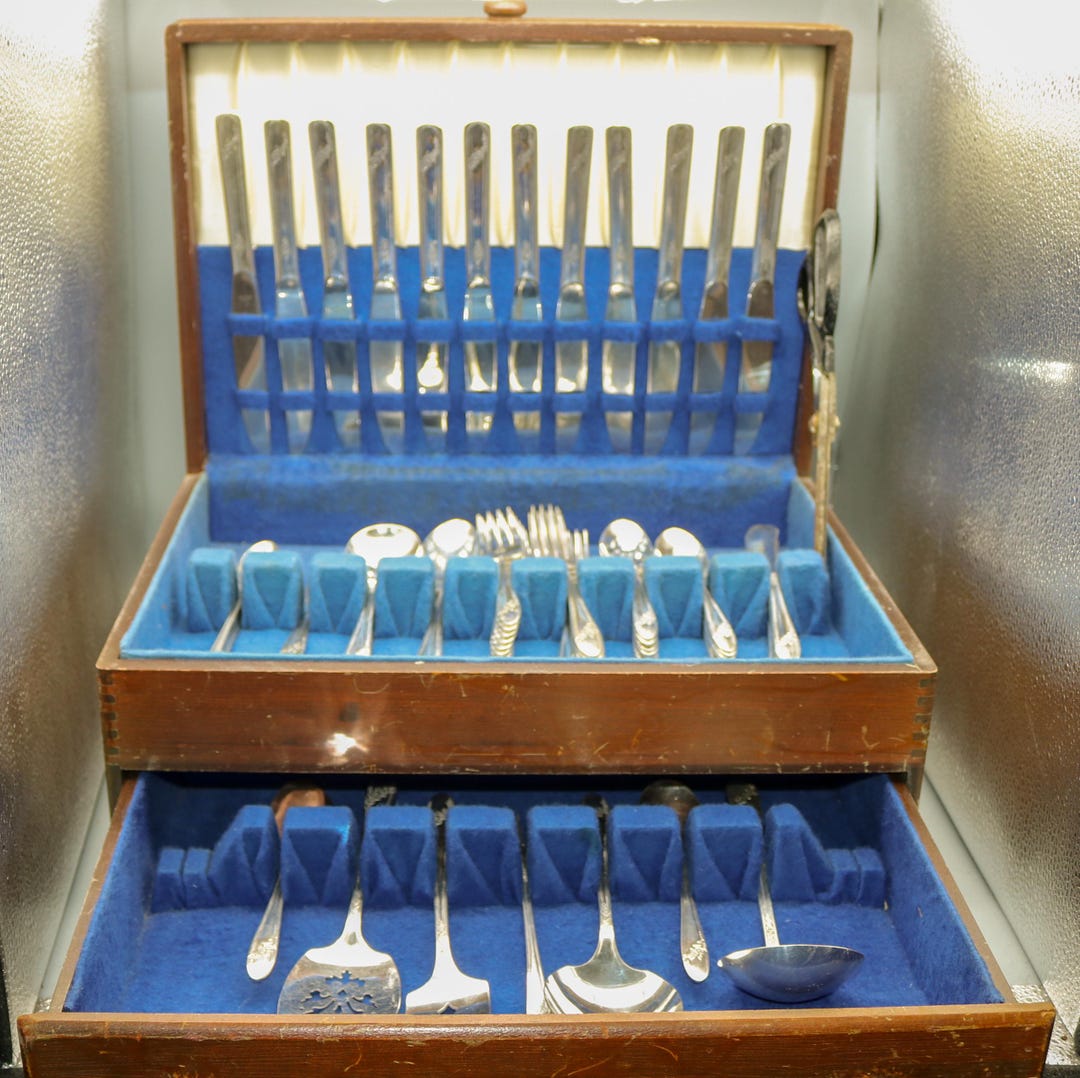 Vintage Oneida Silverplate Flatware Set: Queen Bess, 81-piece Service ...
