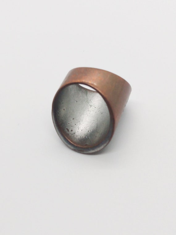 Vintage large round metal industrial ring : dark bron… - Gem