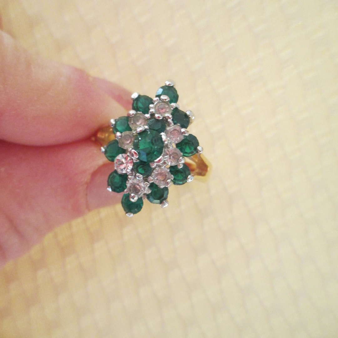 Such a Pretty Green Emerald Rhinestone Ring With Clear Rhinestones in a ...