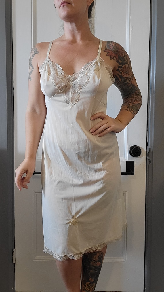 Vanity Fair Vintage Beige Gem
