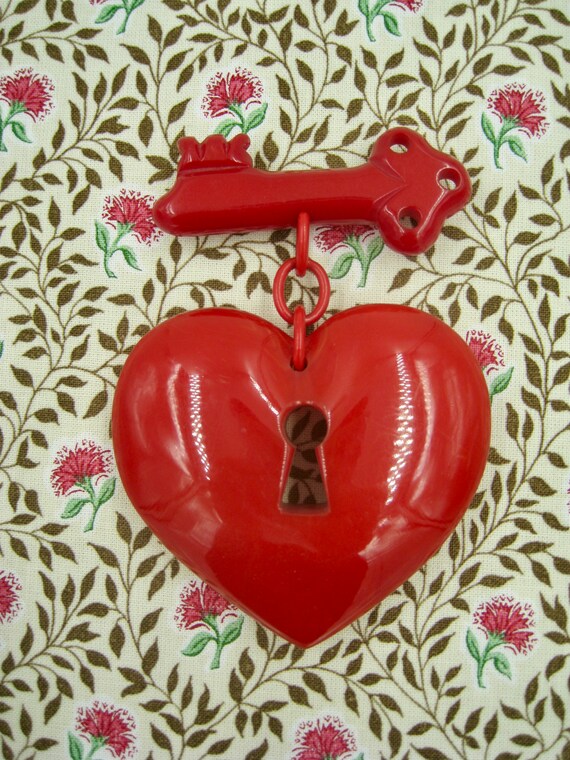 Vintage bakelite key brooch - Gem
