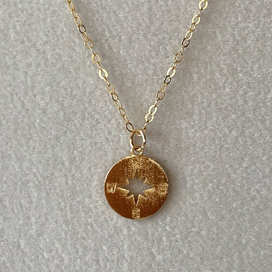 Colgante de brújula de oro - Etsy España
