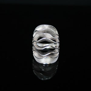 Modern Creative Giant Clam Ring in Eco Conscious Design, "wavy Ring ...