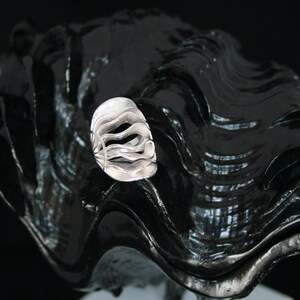 Modern Creative Giant Clam Ring in Eco Conscious Design, "wavy Ring ...