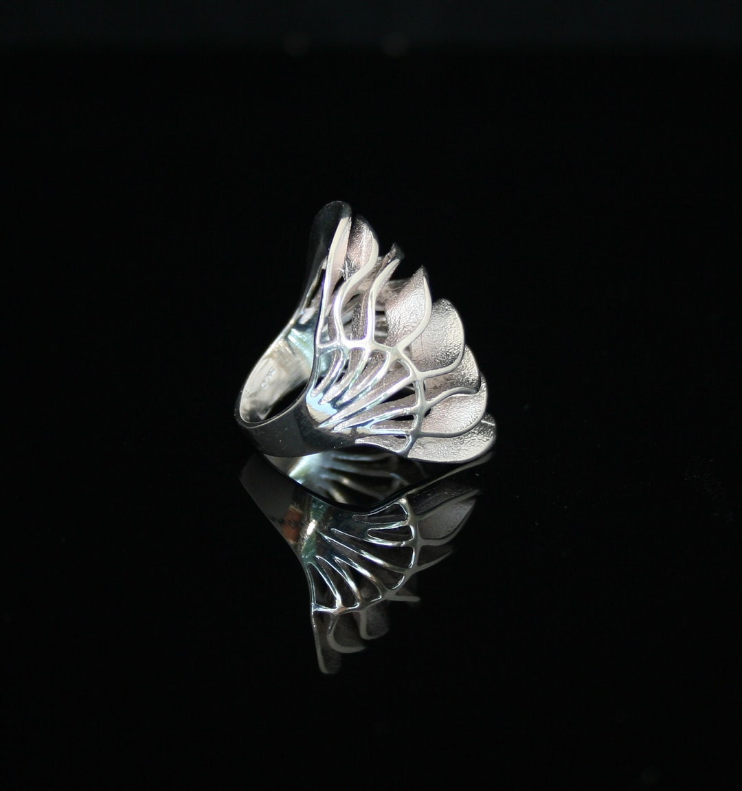 Modern Creative Giant Clam Ring in Eco Conscious Design, "wavy Ring ...