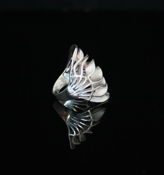 Modern Creative Giant Clam Ring in Eco Conscious Design - Etsy