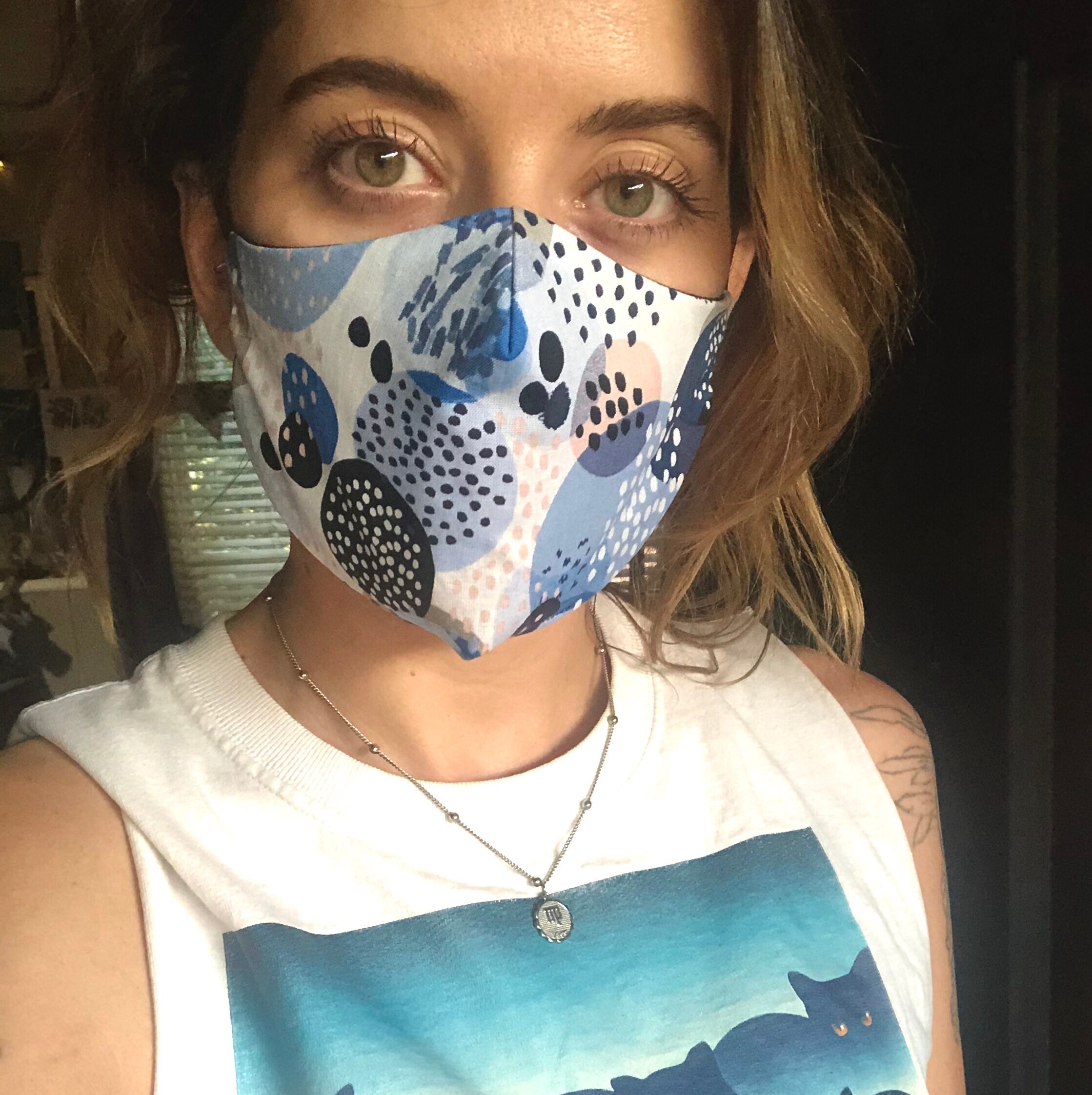 Máscara facial hecha a mano con círculos abstractos y puntos | Etsy