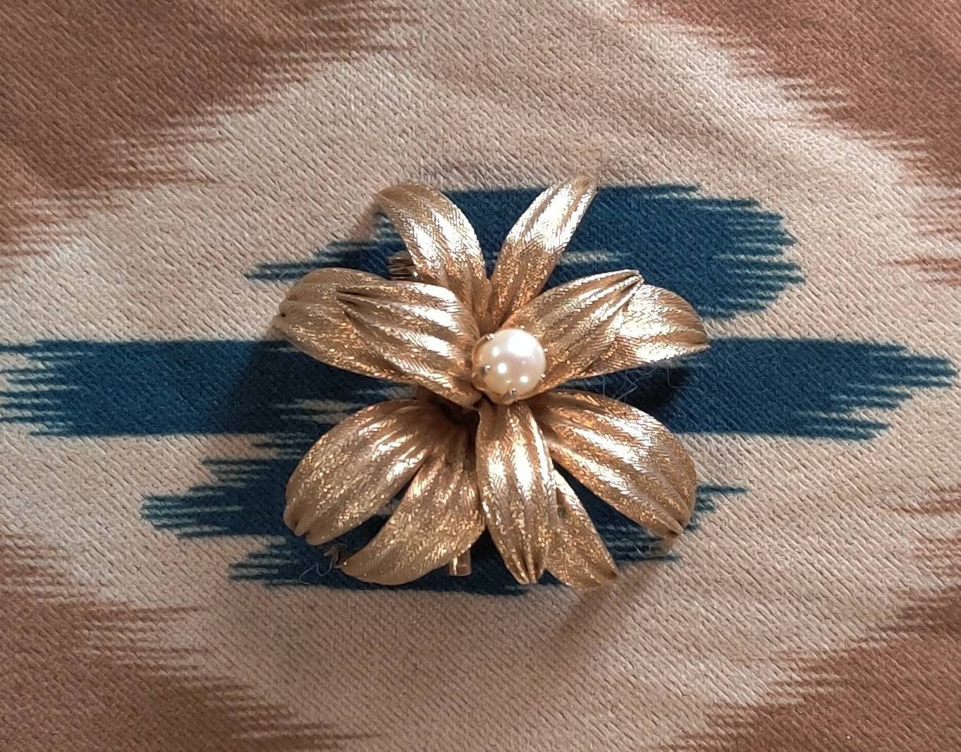 Gold Mesh Flower Petal Pearl Pin 1960's VTG - Etsy