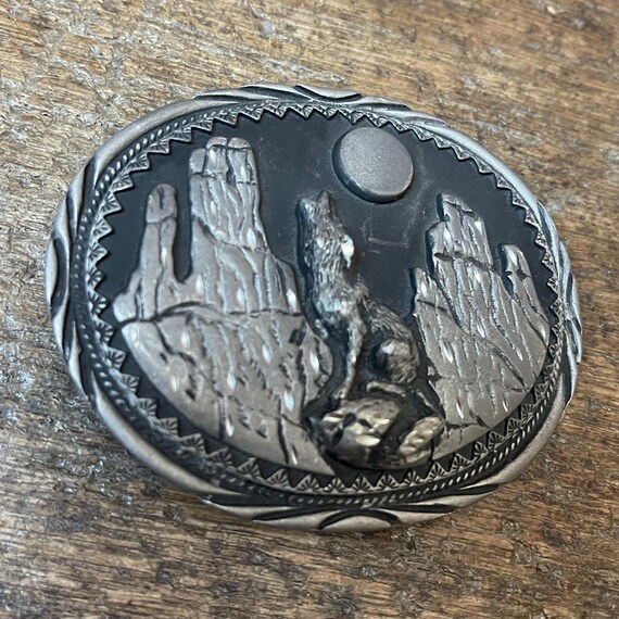 Vintage Oval Howling Wolf in desert figural Native Am… - Gem