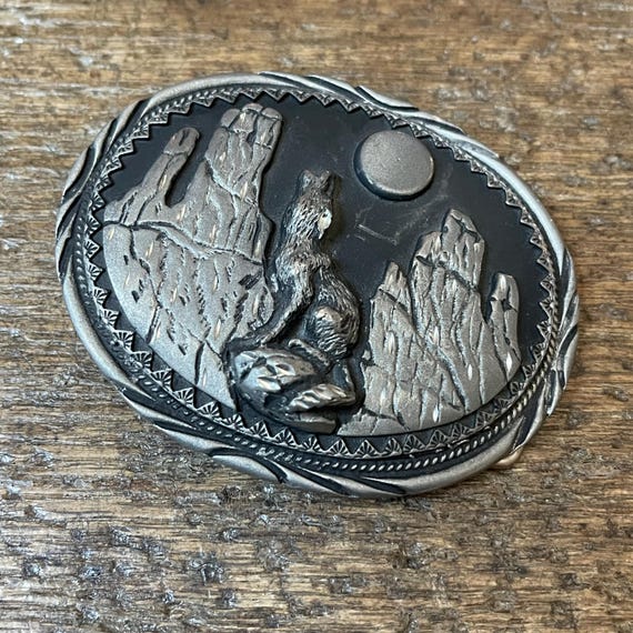 Vintage Oval Howling Wolf in desert figural Native Am… - Gem