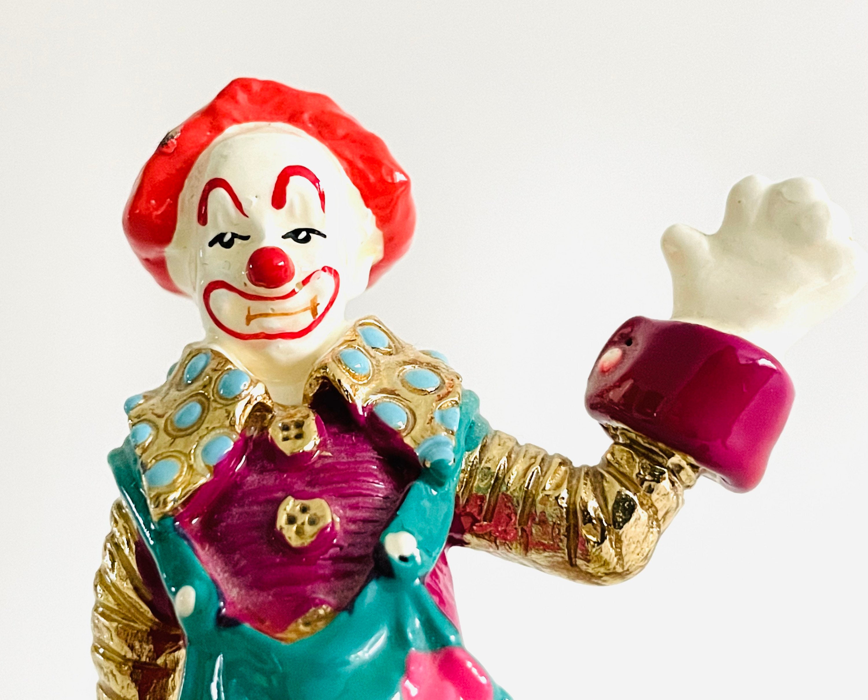 Ron Lee Clown Skulptur CNMS 2000 grüne Overalls balancierend auf einem ...