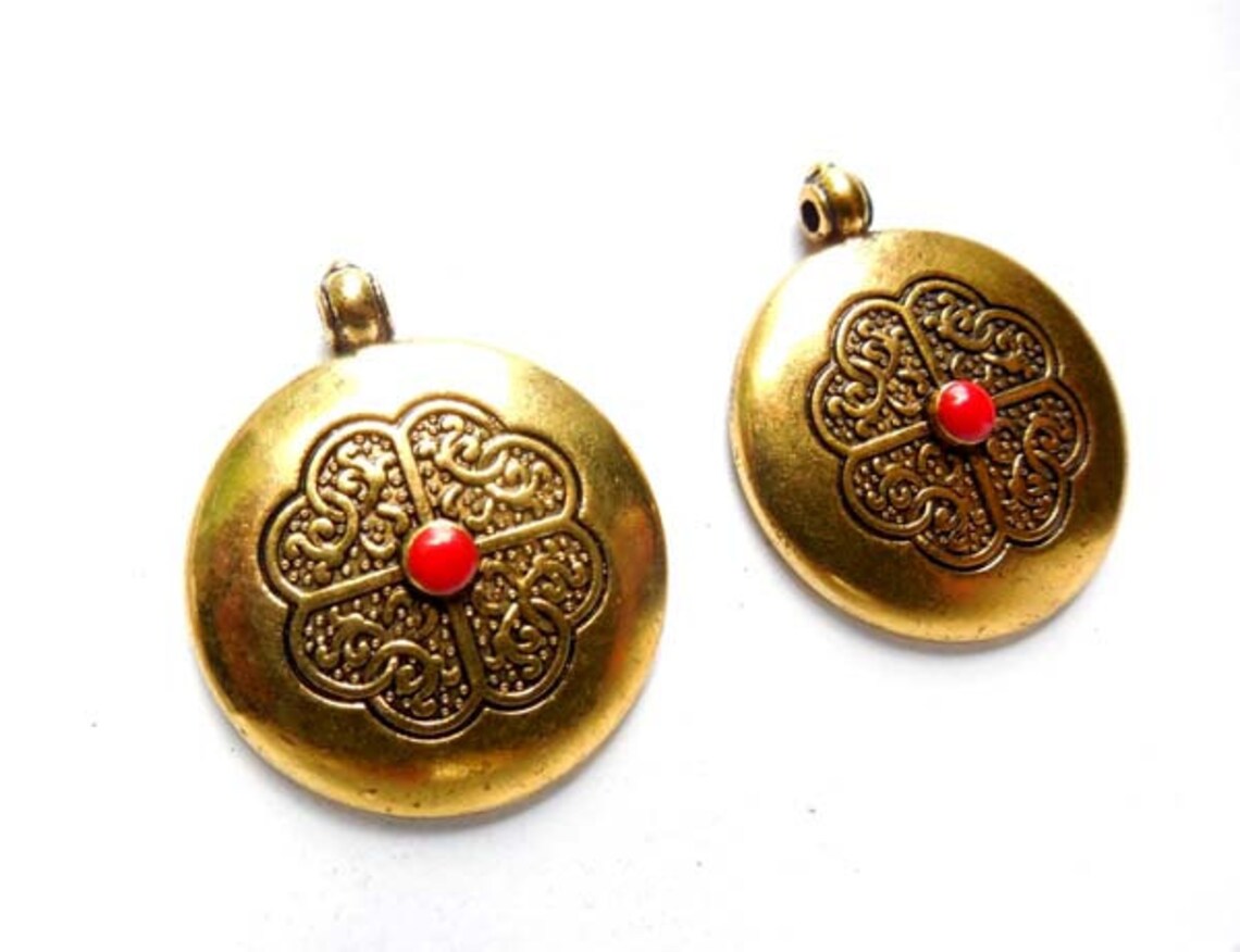 2 Antique Gold Mid-eastern Style Shield Pendant/charm - 21-22-8 - Etsy