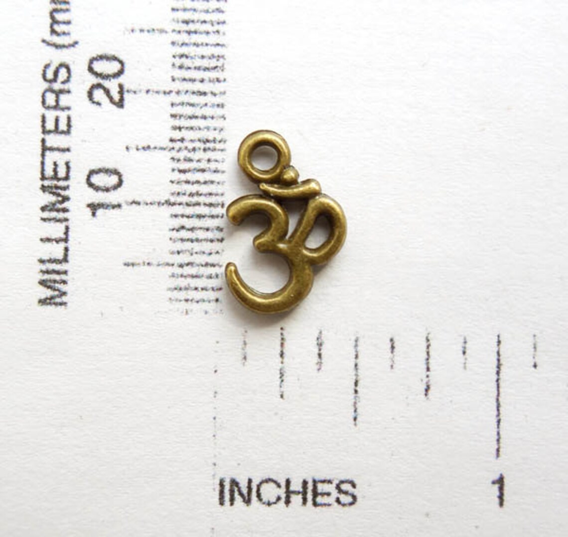 10 Antique Bronze Om Symbol Charms - 27-25-1 - Etsy
